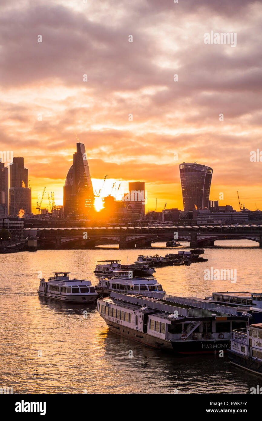 Spring weather city of london hi-res stock photography and images - Alamy