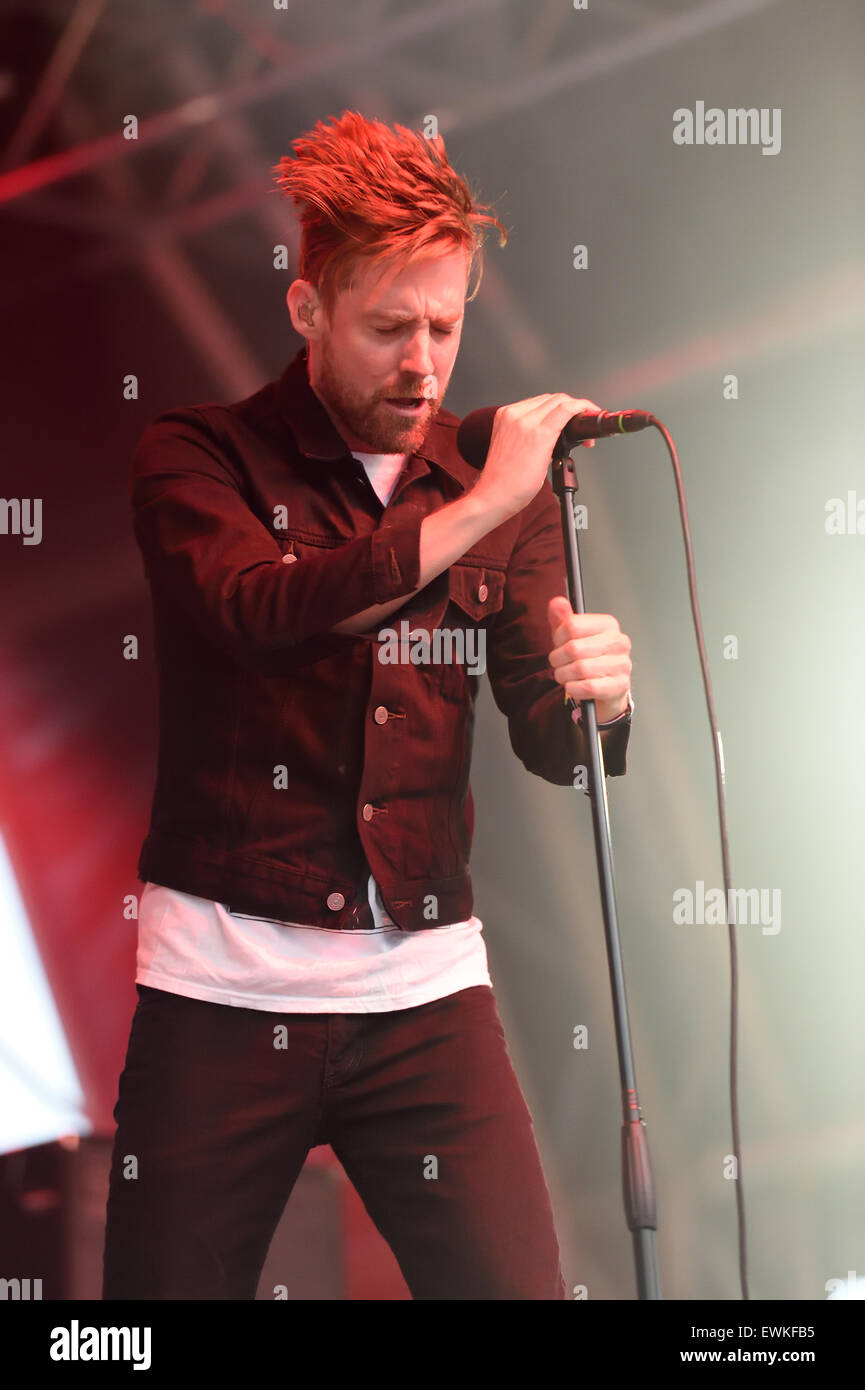 Ricky wilson of the kaiser chiefs hi-res stock photography and images ...