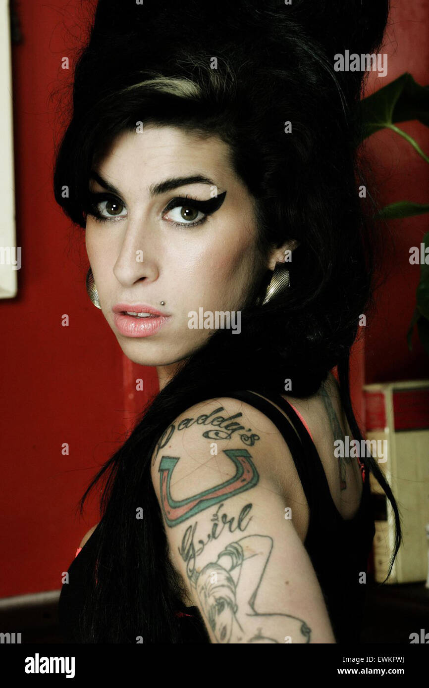 Amy winehouse death hi-res stock photography and images - Alamy