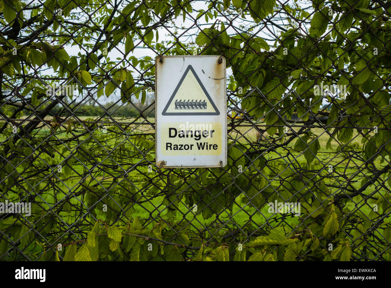 Razor wire warning hi-res stock photography and images - Alamy