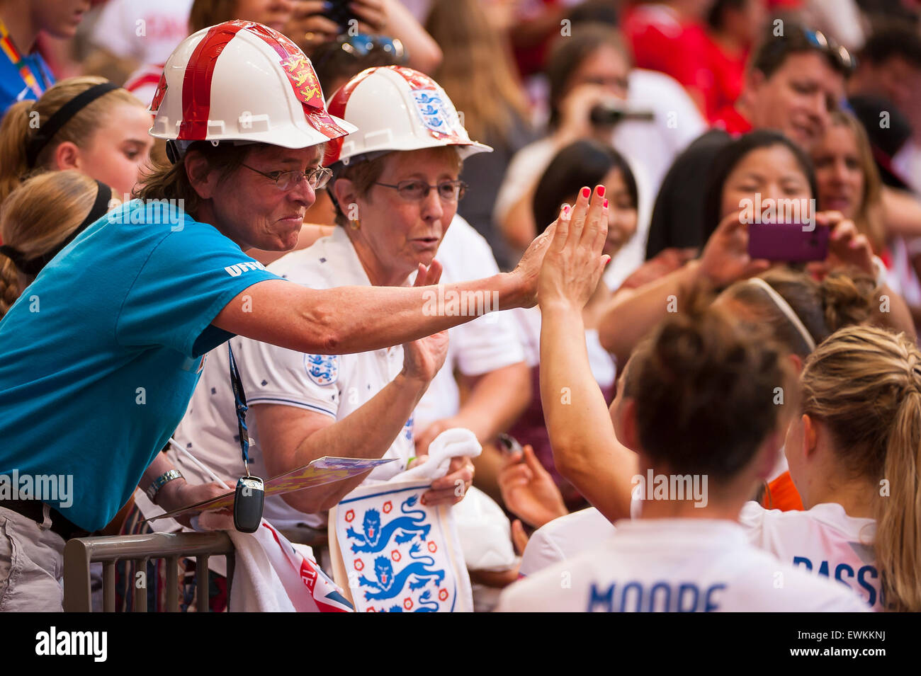 England football players with fans hi-res stock photography and images ...