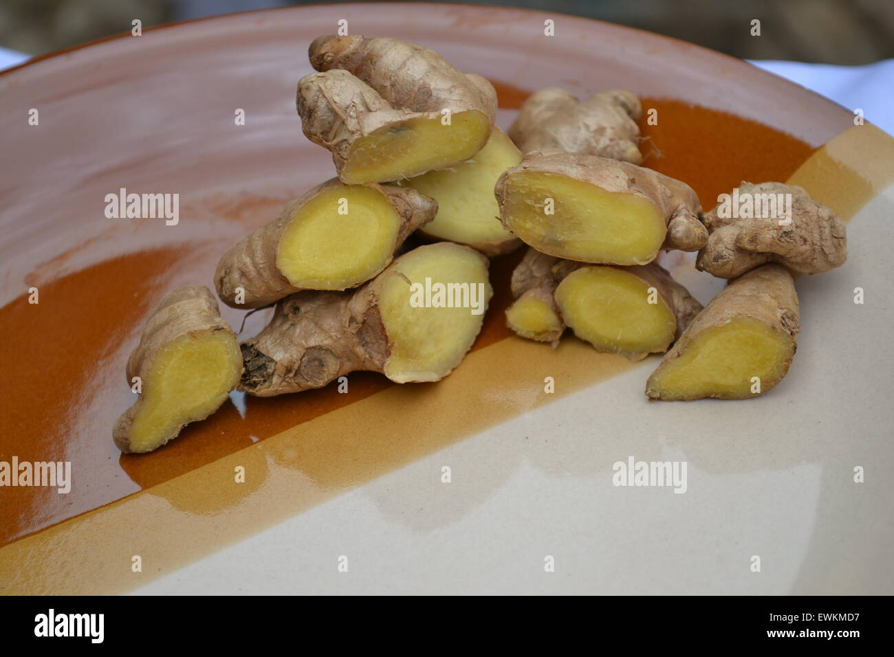 cross section of ginger showing yellow inside Stock Photo - Alamy