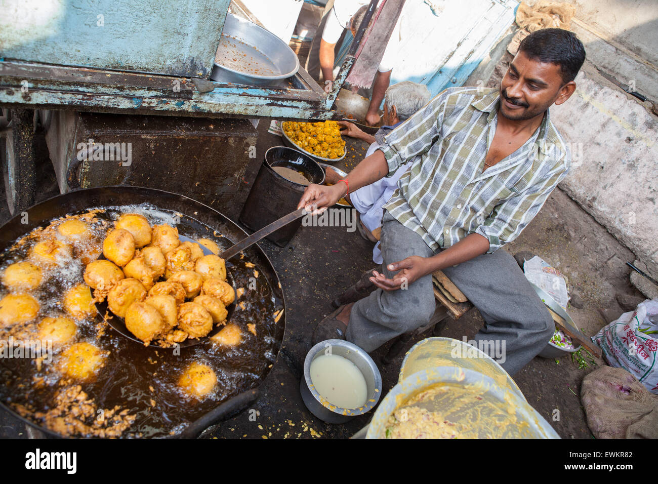 Indian man cooking street food hi-res stock photography and images - Alamy