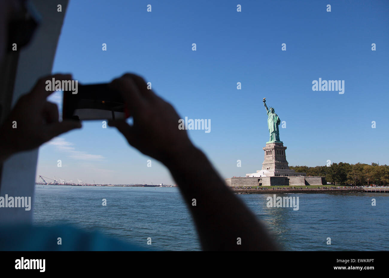 Man taking a photograph of statue of Liberty on his mobile phone Stock ...