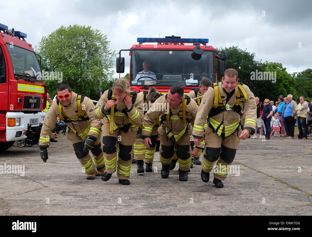 Firefighters Fire Uk Stock Photos & Firefighters Fire Uk Stock Images ...