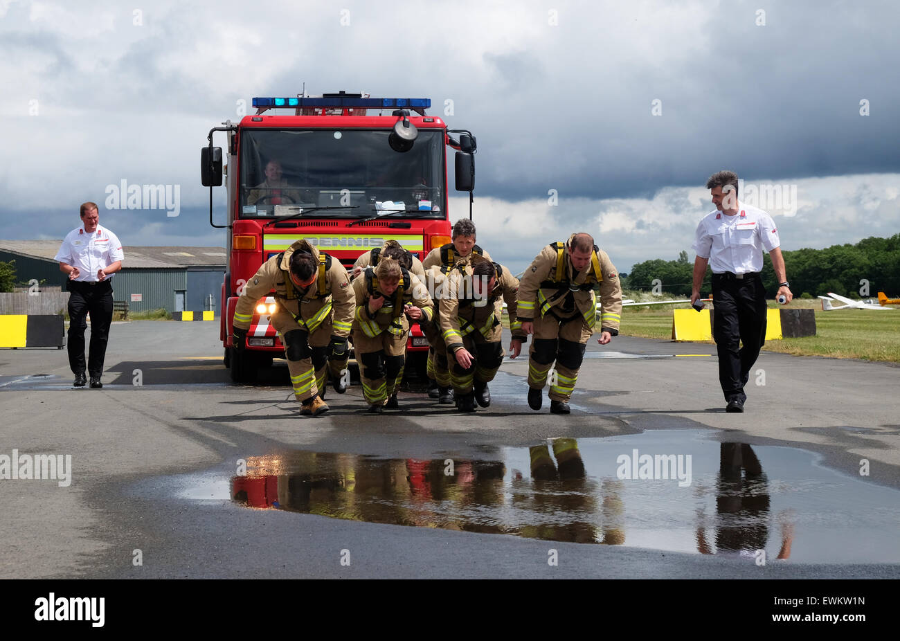 Firefighters Fire Uk Stock Photos & Firefighters Fire Uk Stock Images ...