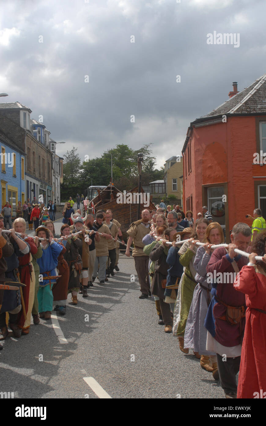 Tarbert, Scotland, UK. 27th June, 2015. Viking re-enactors pulling the ...