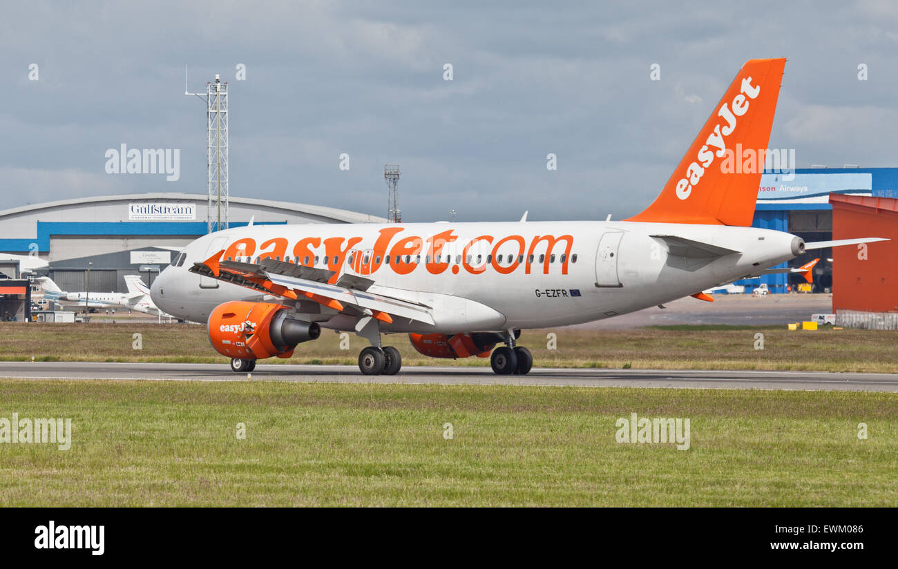 easyJet Airbus a319 G-EZFR landing at London-Luton Airport LTN Stock ...