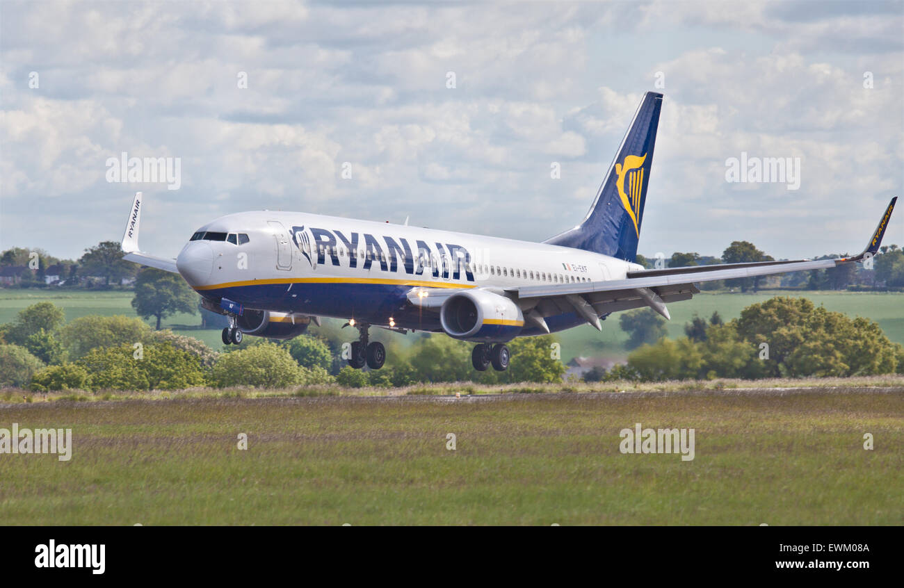 Ryanair Boeing 737 EI-EKF coming into land at London-Luton Airport LTN ...