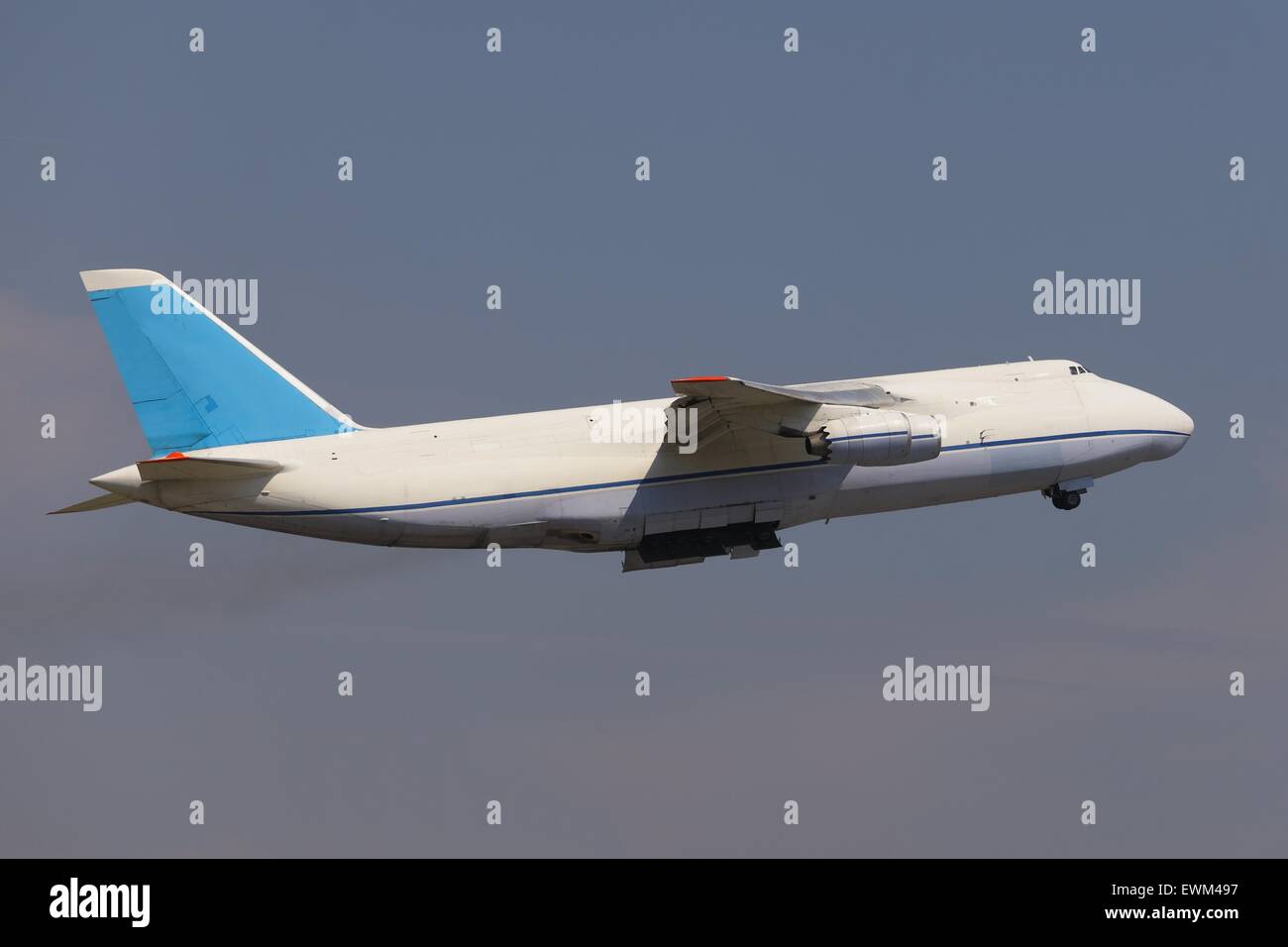 Antonov an 124 take off hi-res stock photography and images - Alamy