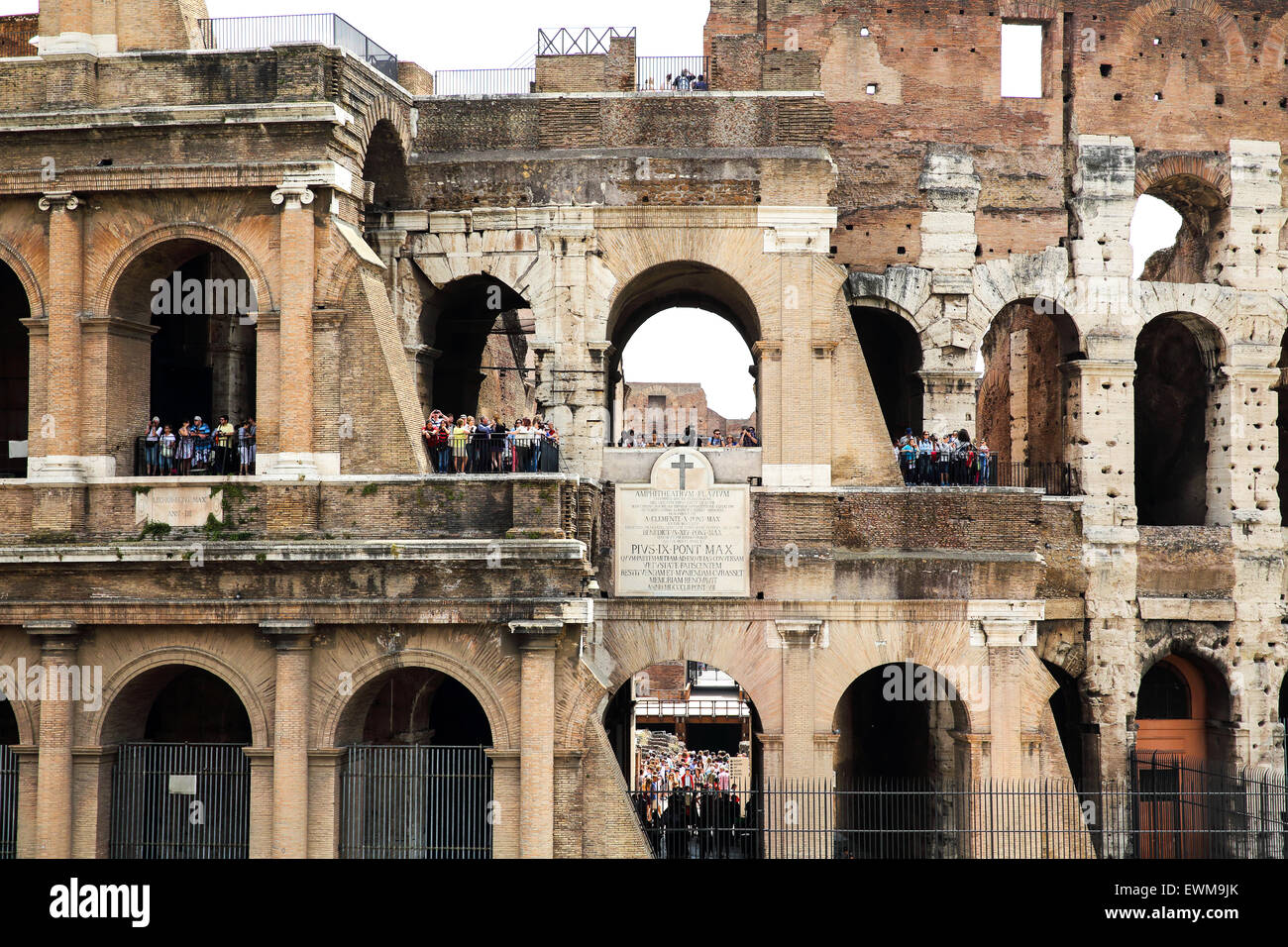 Crowds in rome hi-res stock photography and images - Alamy