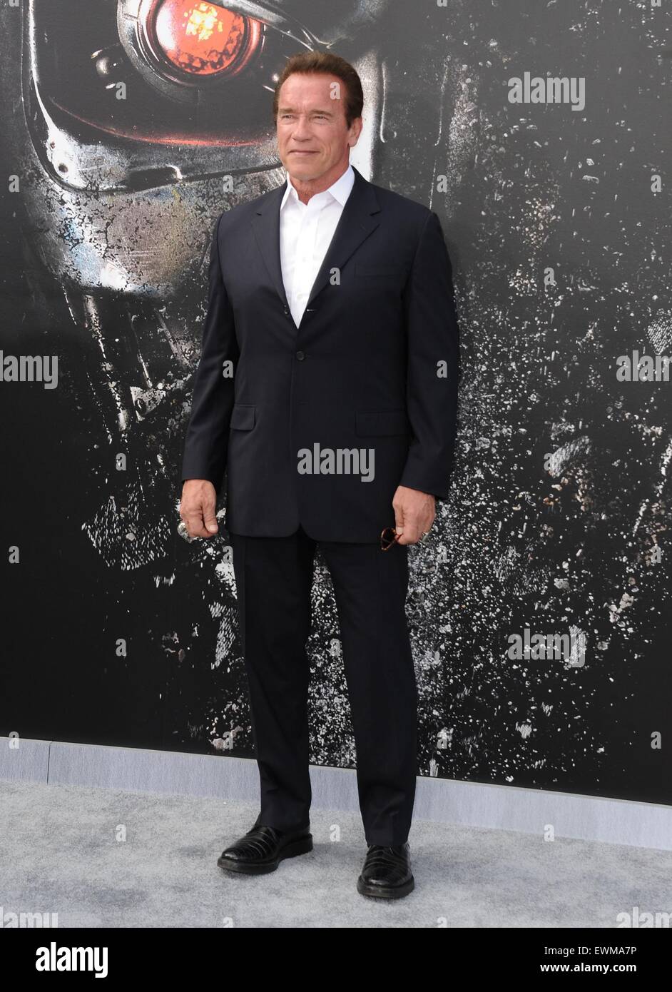 Arnold schwarzenegger terminator 6 hi-res stock photography and images ...