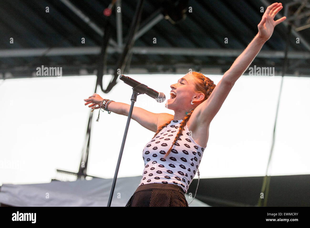 Milwaukee, Wisconsin, USA. 27th June, 2015. Singer MANDY LEE of ...