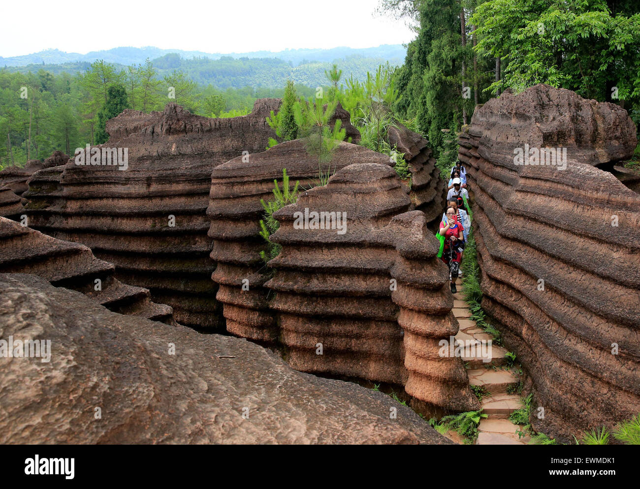 (150629) -- XIANGXI, June 29, 2015 (Xinhua) -- People visit the ...