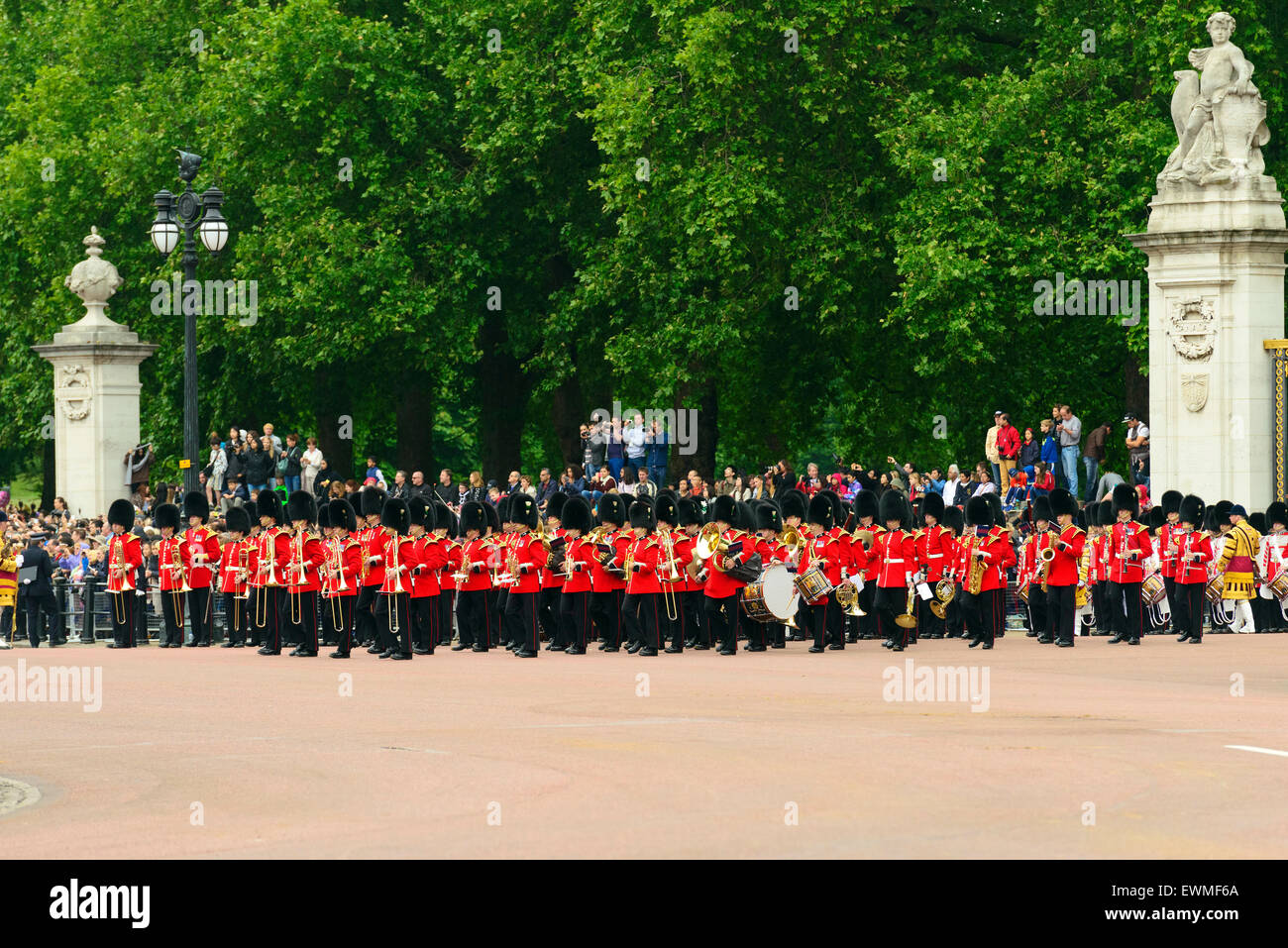 Trooping colour parade queen birthday elizabeth ii buckingham palace hi ...