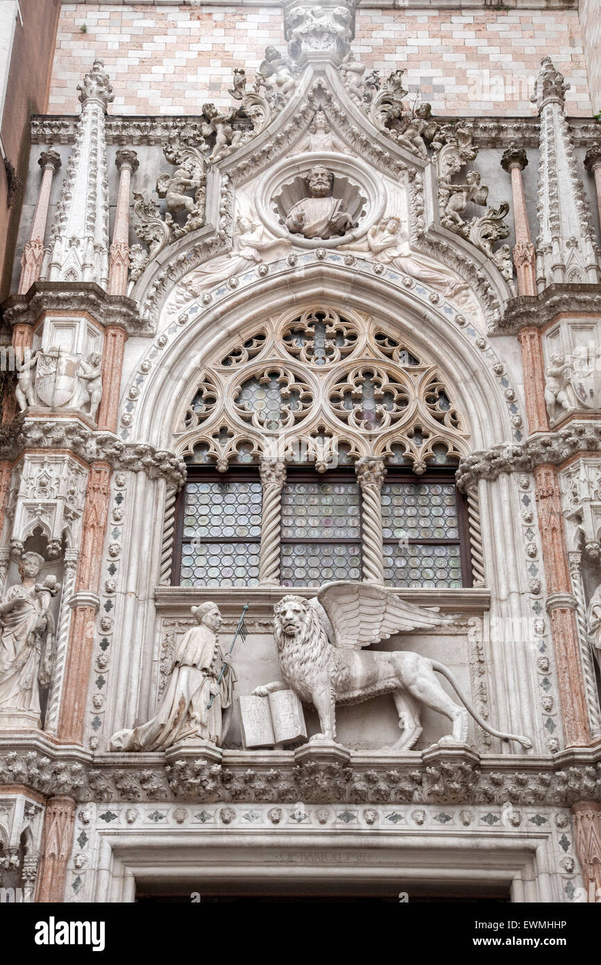 Sculpture on palazzo ducale facade hi-res stock photography and images ...