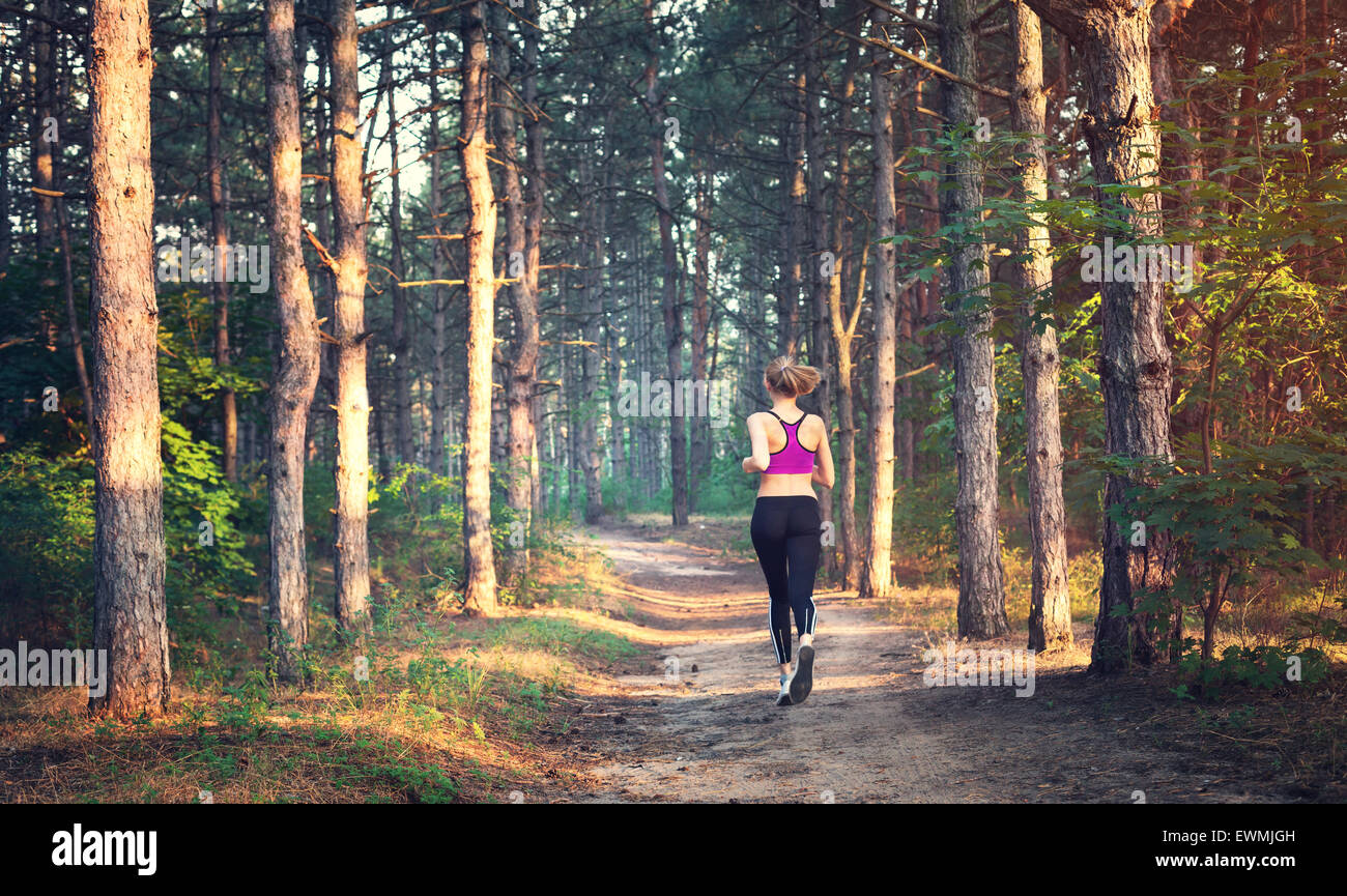 Young woman in a field at sunset hi-res stock photography and images ...