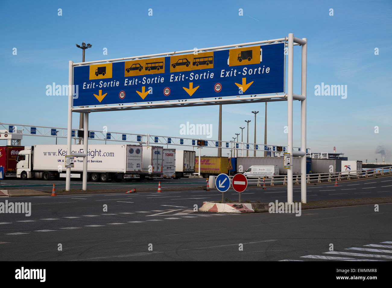Lorries loading hi-res stock photography and images - Alamy