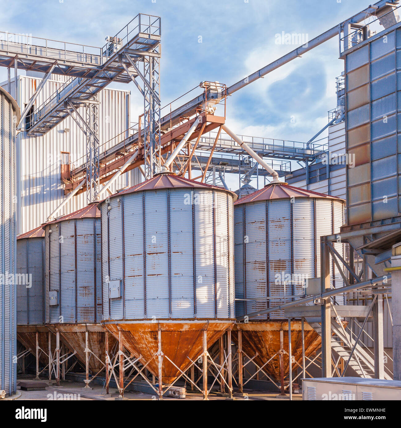 Storage facility cereals and production of biogas; silos and drying ...