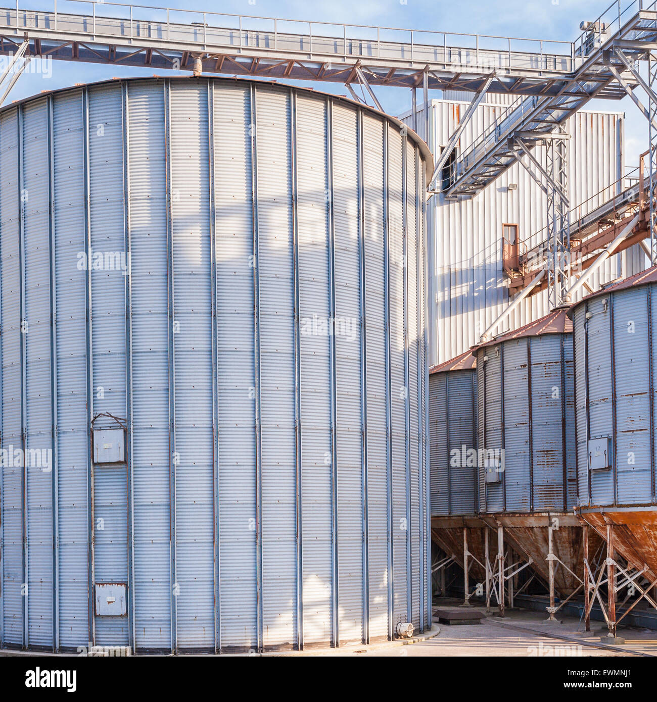 Storage facility cereals and production of biogas; silos and drying ...