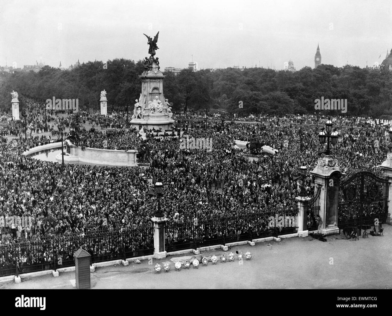 VE Day celebrations in London at the end of the Second World War. Huge ...