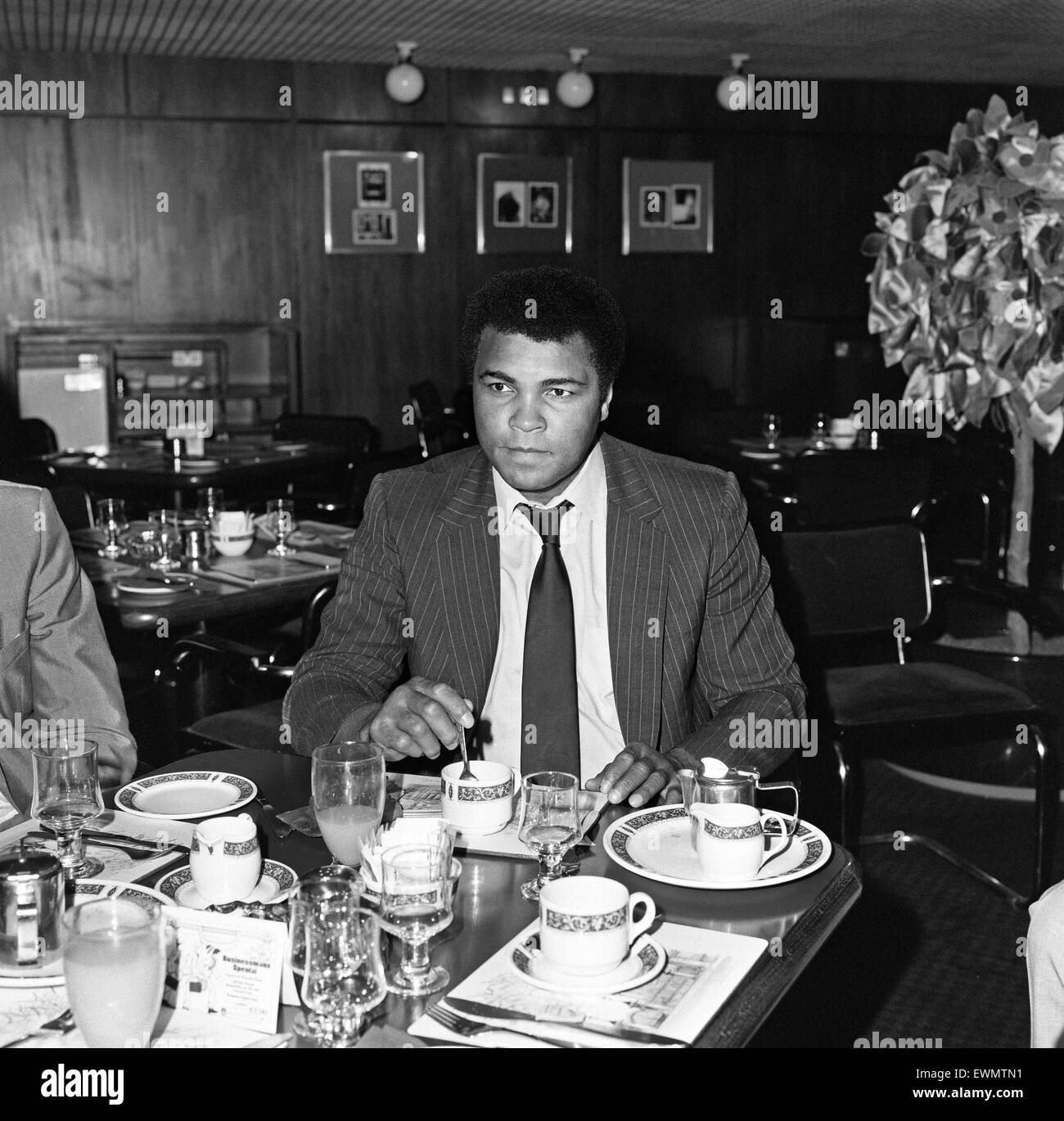 Muhammad Ali enjoying a meal before his journey back to Chicago USA ...