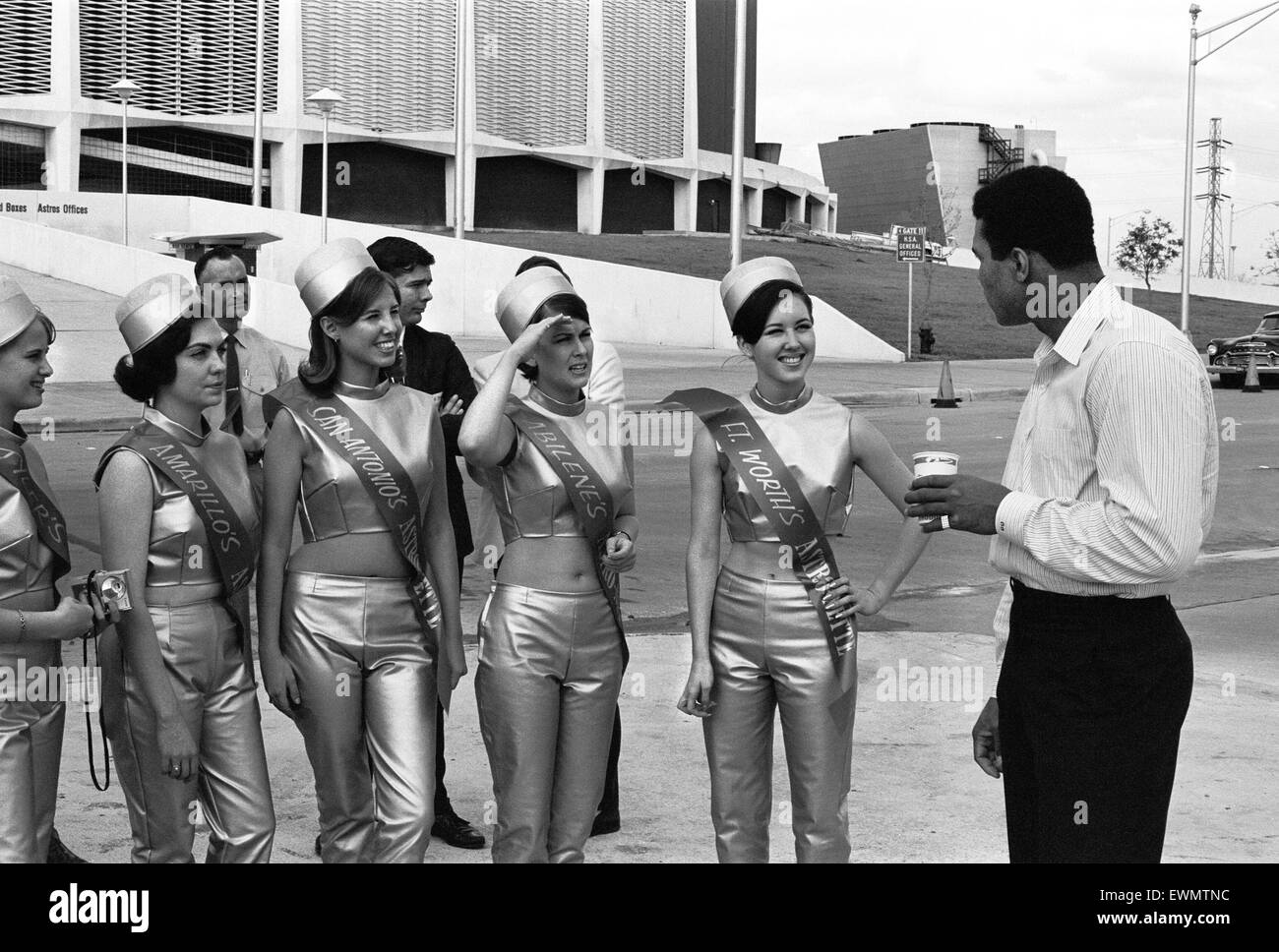 Muhammad Ali meets women fans a head of his heavyweight title ...