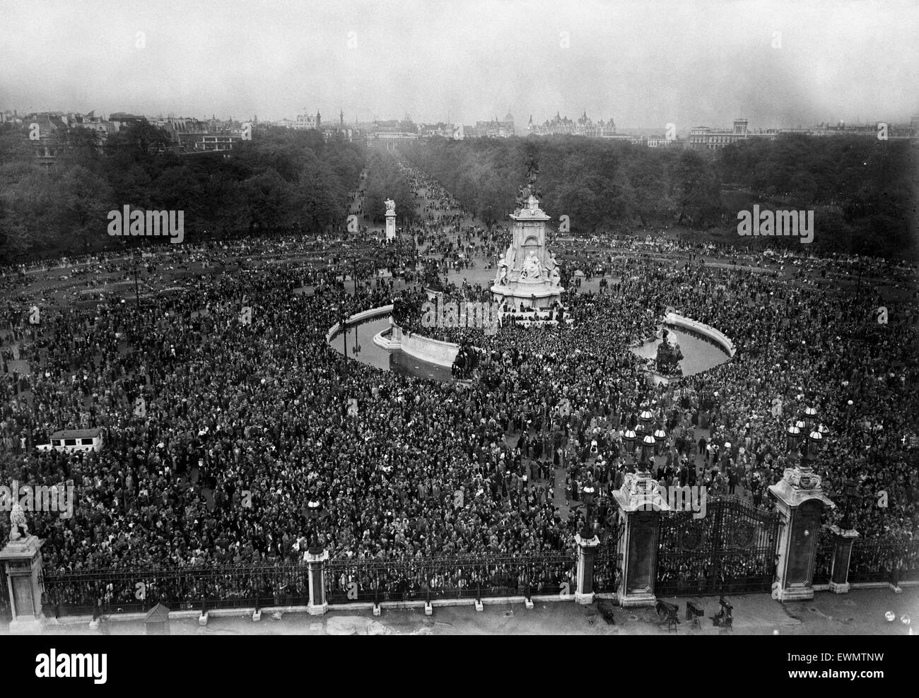 Ve day celebrations 1945 hi-res stock photography and images - Alamy