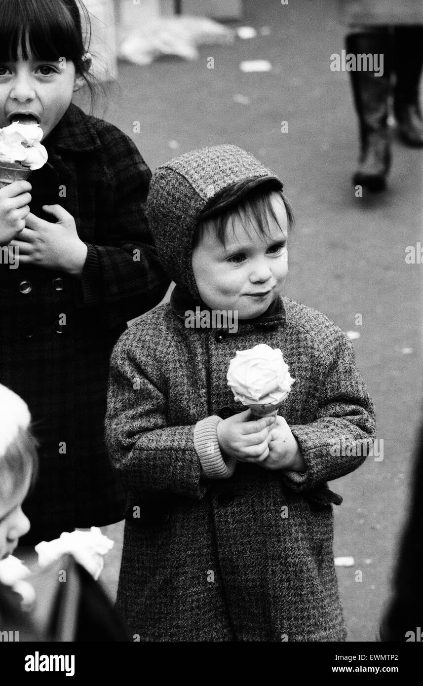 Jewish Cemetery, Glasgow, Scotland, 6th March 1971. Face of Britain ...