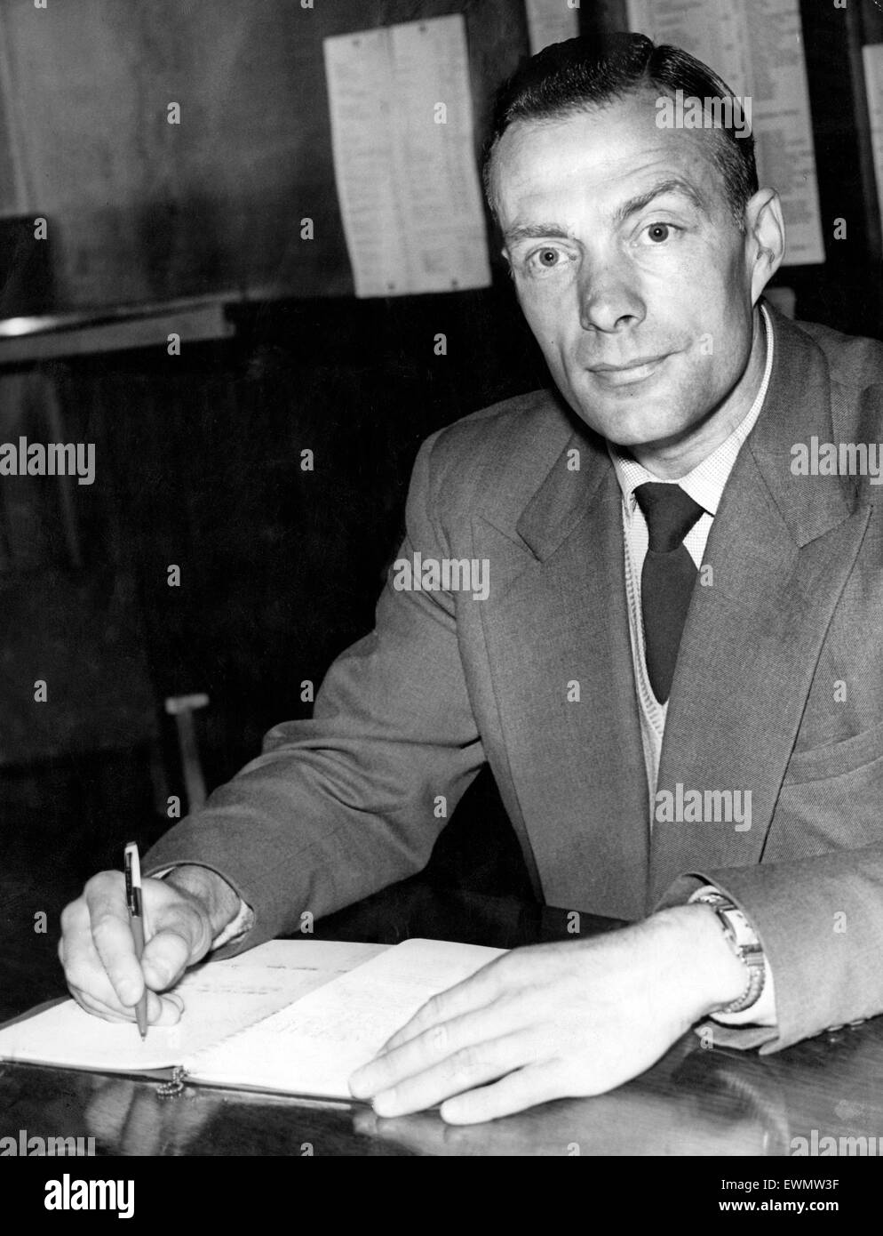Newcastle United manager Charlie Mitten at his desk. August 1958 Stock ...
