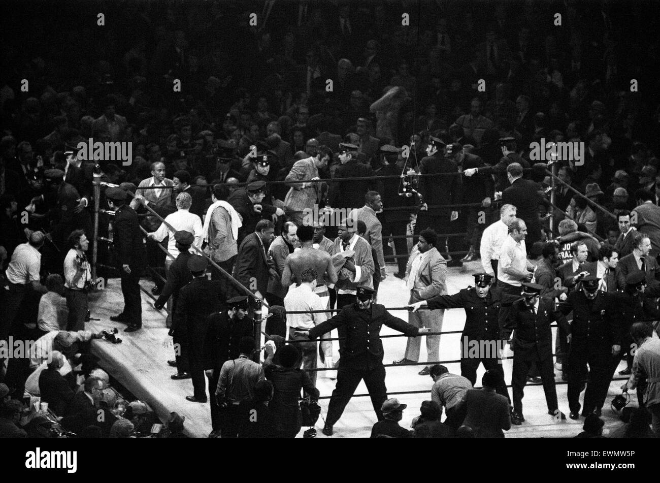 Muhammad Ali and Joe Frazier battle it out for the World Heavyweight ...