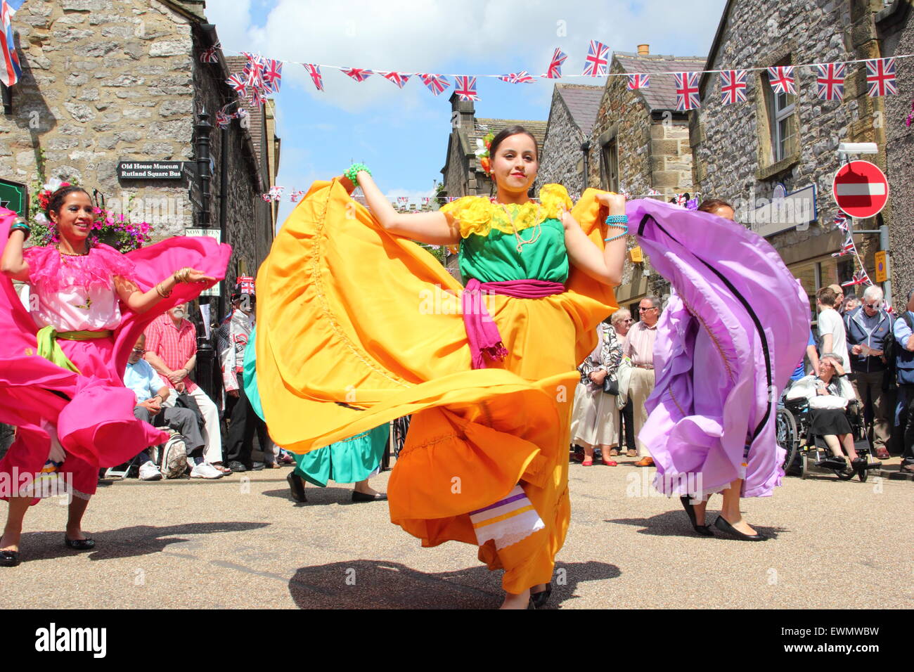 Latin american dancers hi-res stock photography and images - Alamy