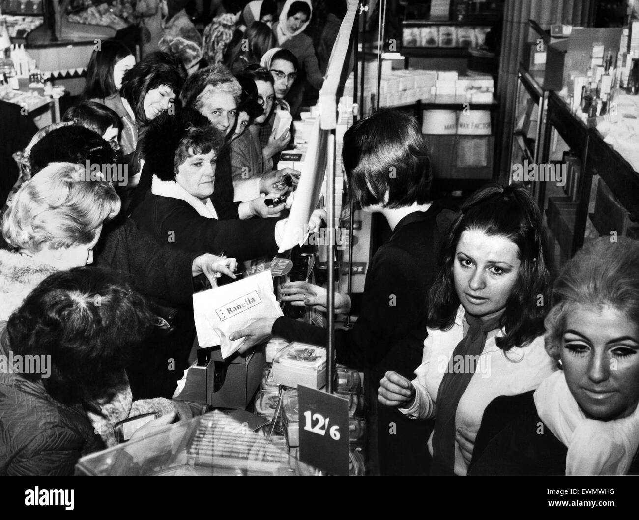 1960s women shopping hi-res stock photography and images - Alamy