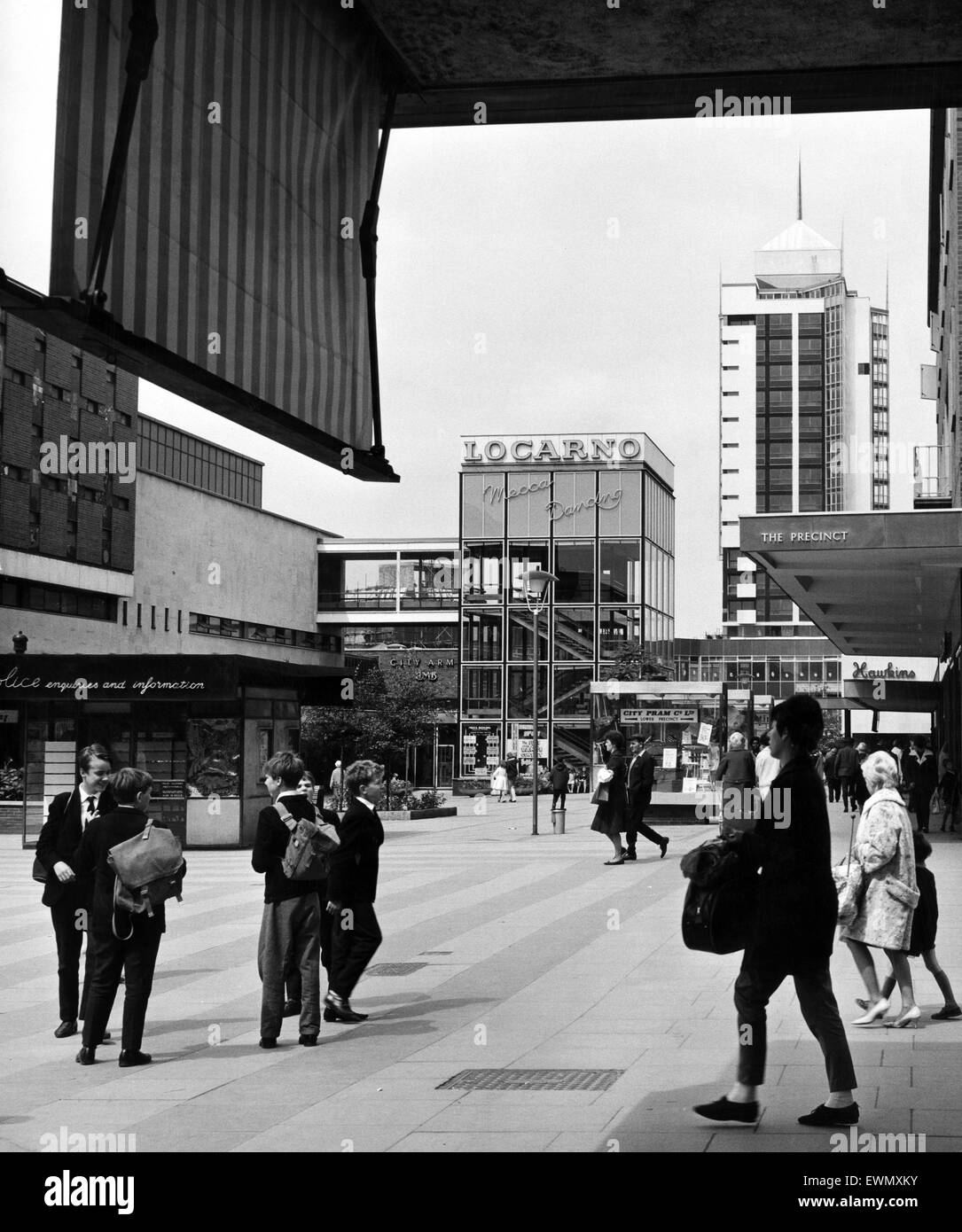 People in retail Black and White Stock Photos & Images - Alamy