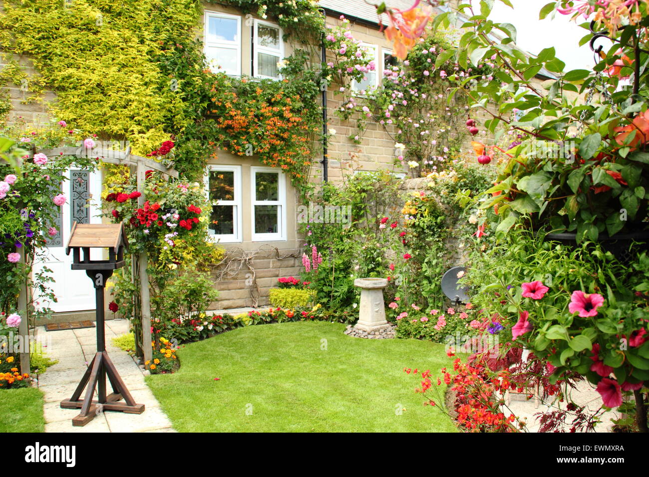 Typical english garden hi-res stock photography and images - Alamy