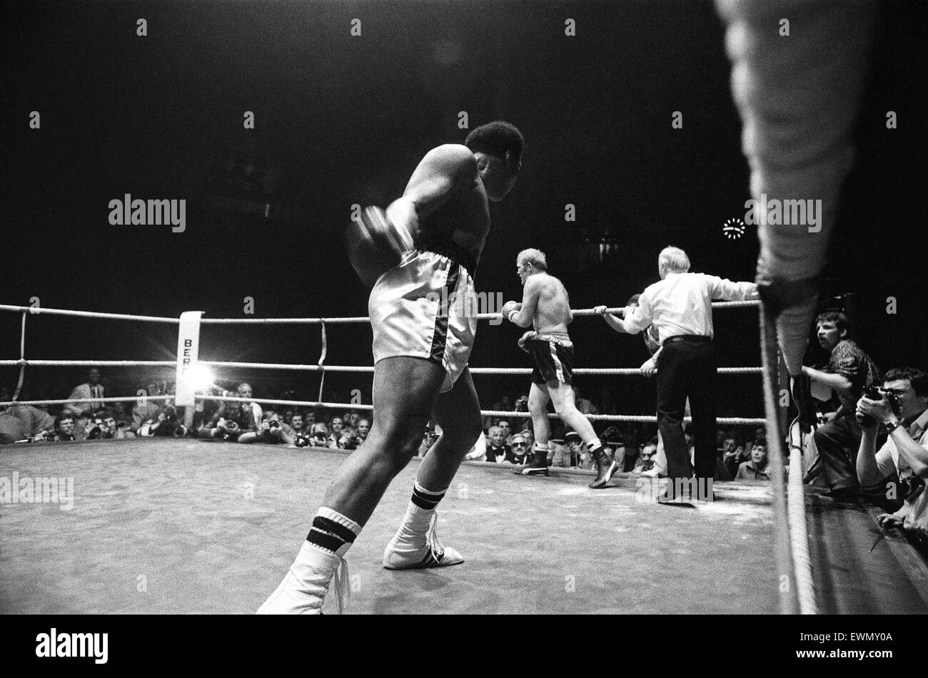 Muhammad Ali vs Richard Dunn at the Olympiahalle, Munich, Germany. The ...