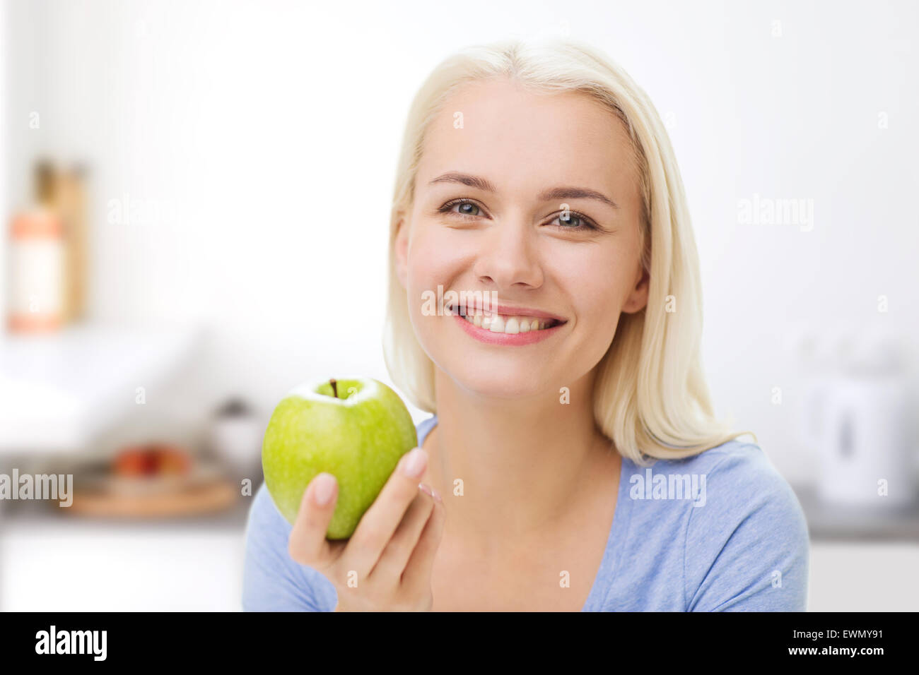 Woman eating an apple hi-res stock photography and images - Alamy