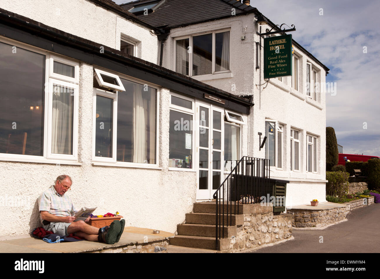 UK, England, Derbyshire, Bakewell, Over Haddon, Lathkil Hotel, walker ...