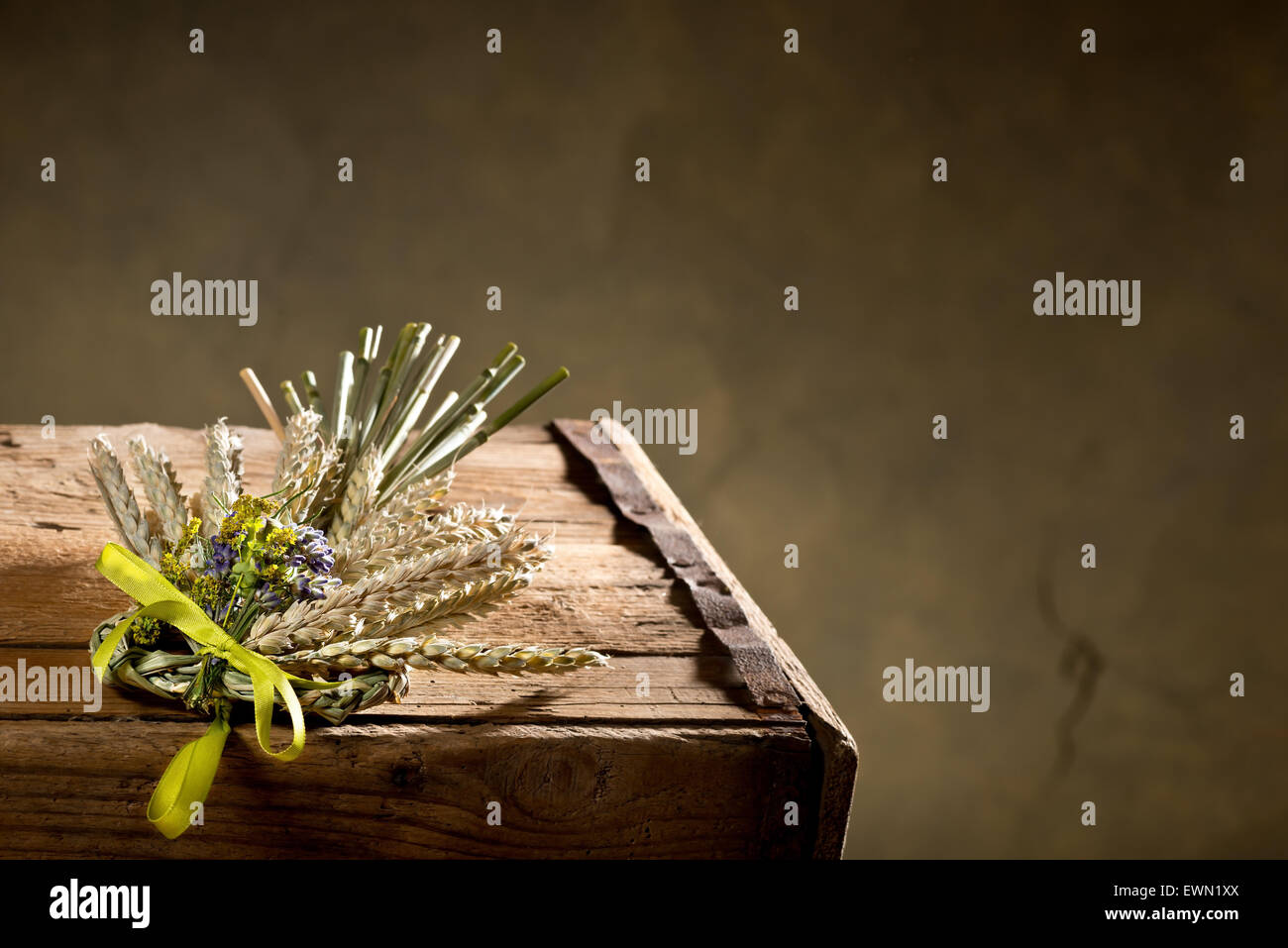 Tied wheat sheaf hi-res stock photography and images - Alamy