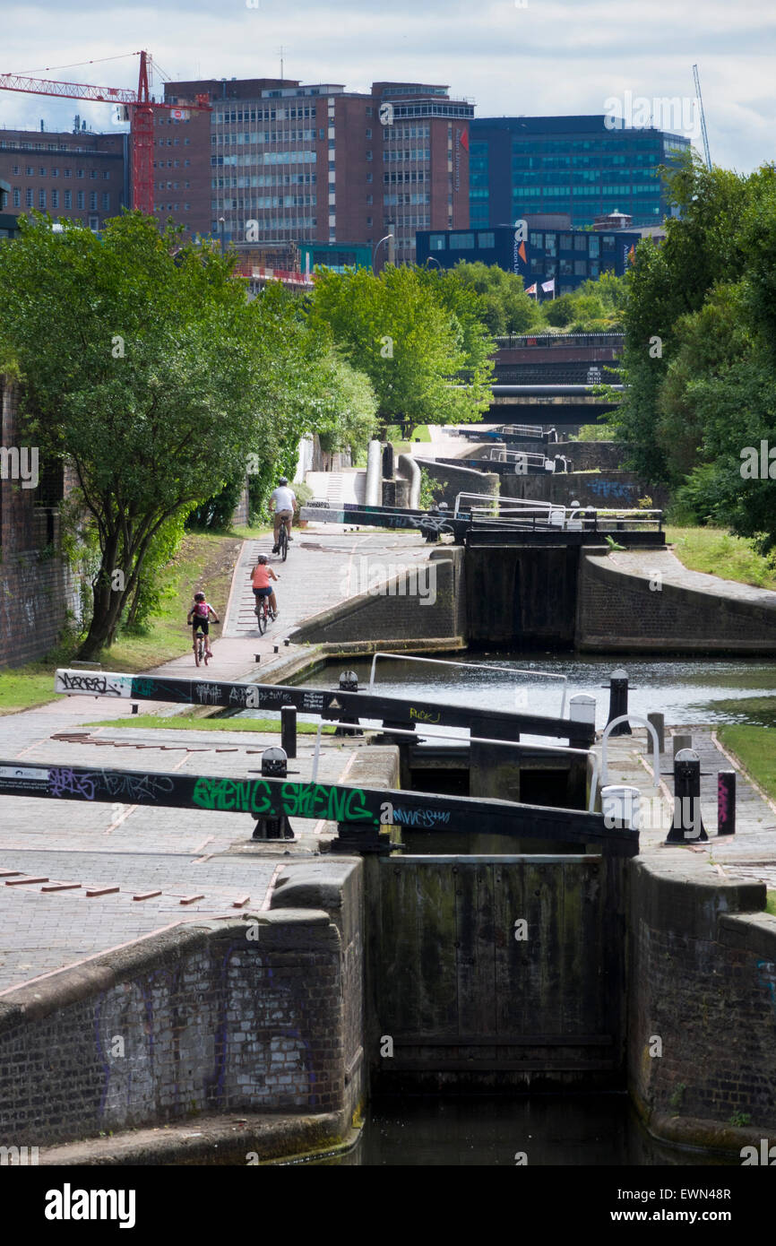 Birmingham and fazeley canal lock hi-res stock photography and images ...