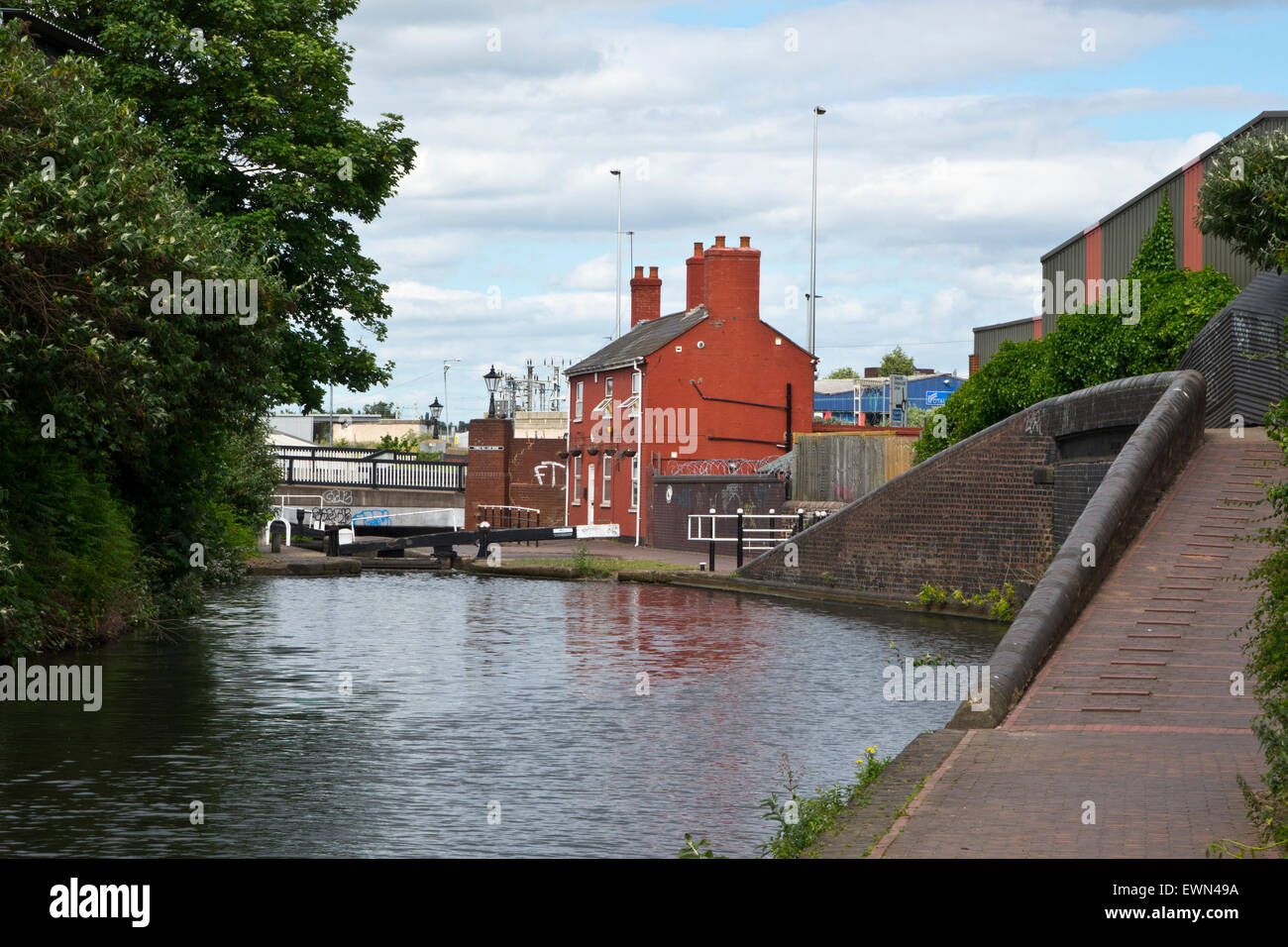 lock keepers cottage urban Fazeley canal Stock Photo - Alamy