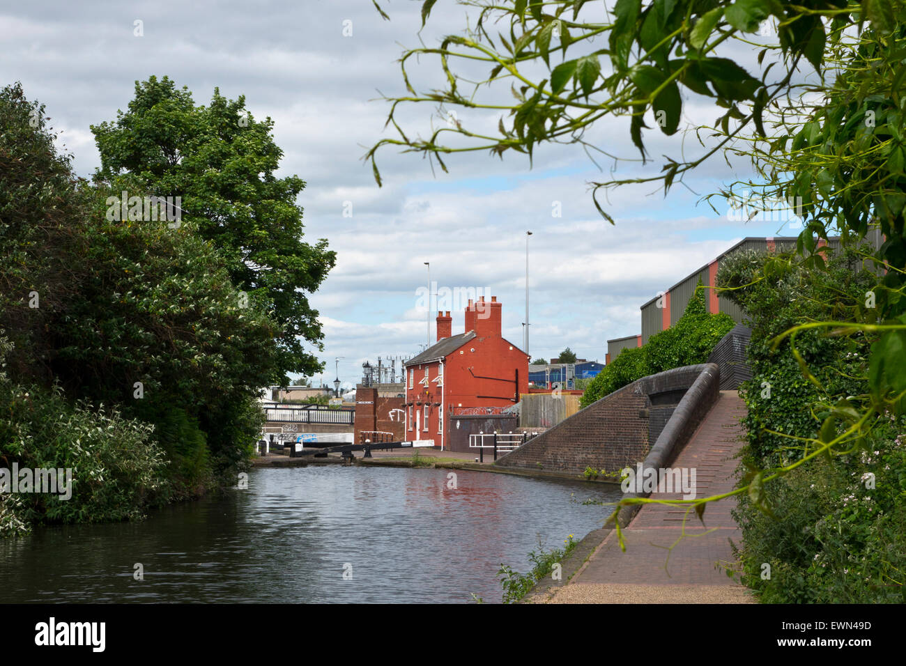 lock keepers cottage urban Fazeley canal Stock Photo - Alamy