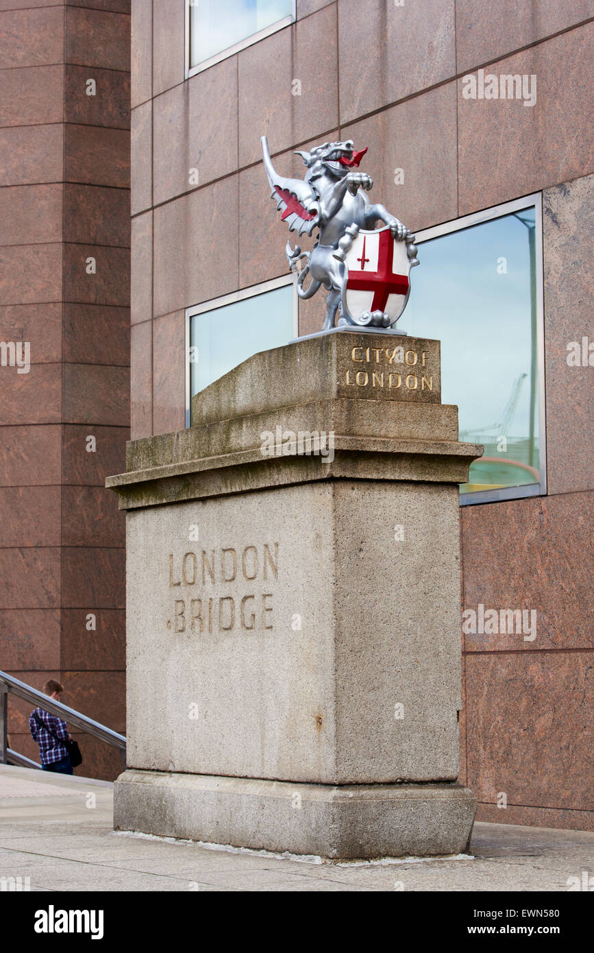 English dragon symbol city london hi-res stock photography and images ...