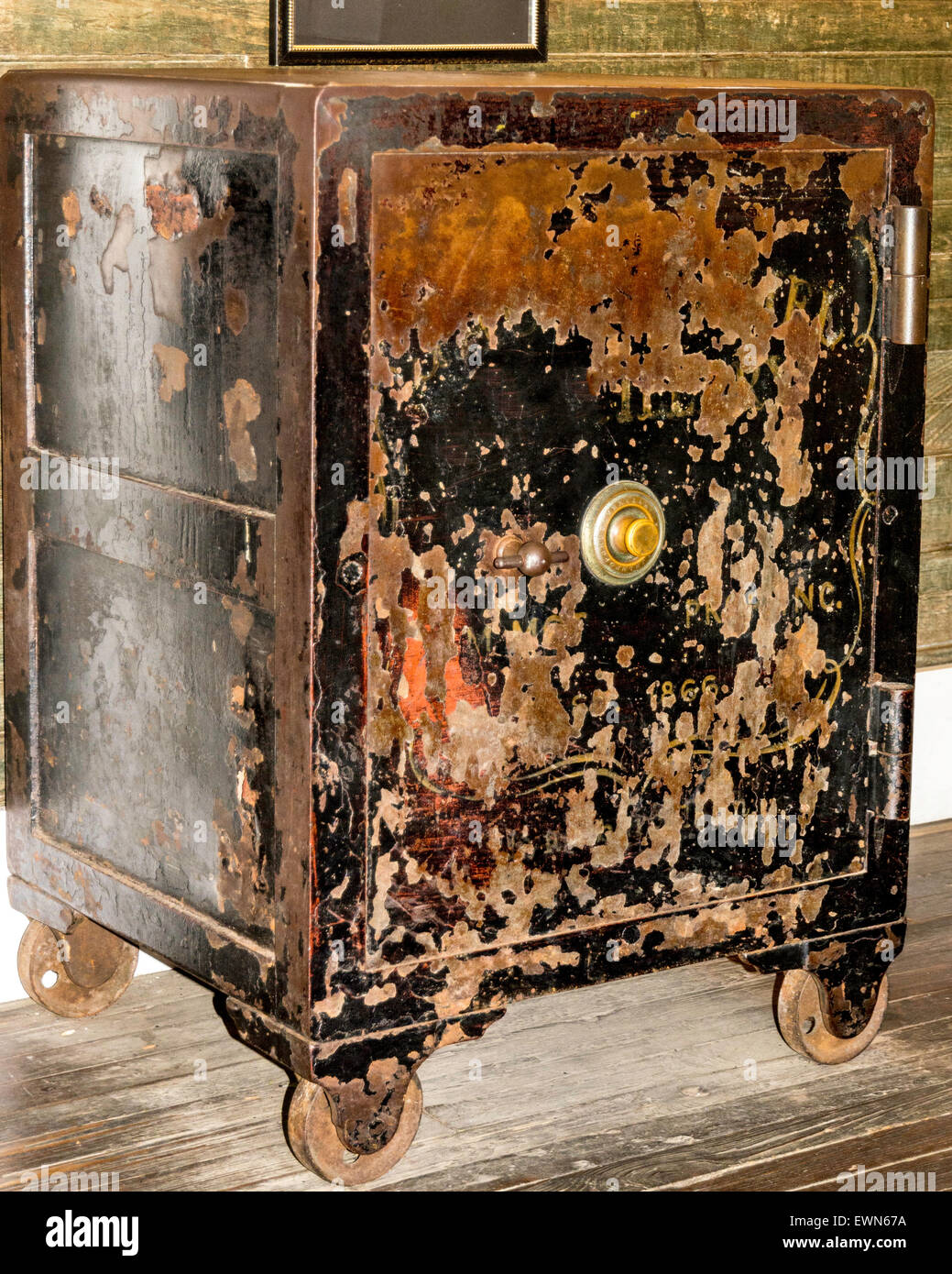 Old safe that is rusting Stock Photo - Alamy