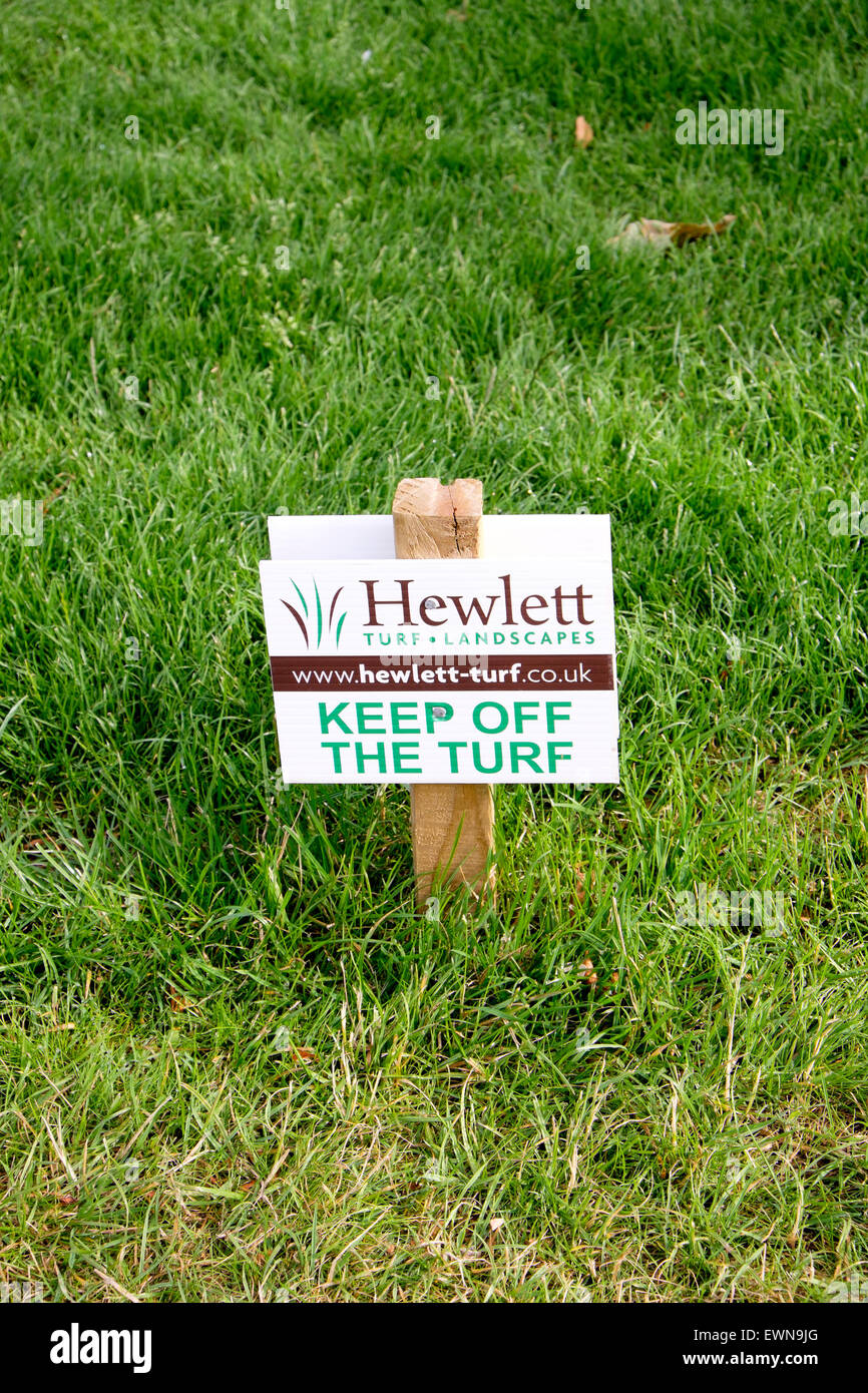 Keep off the turf sign surrounded by green grass Stock Photo - Alamy