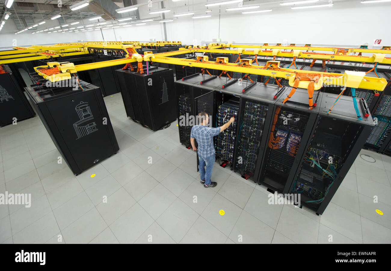 Super computer hi-res stock photography and images - Alamy