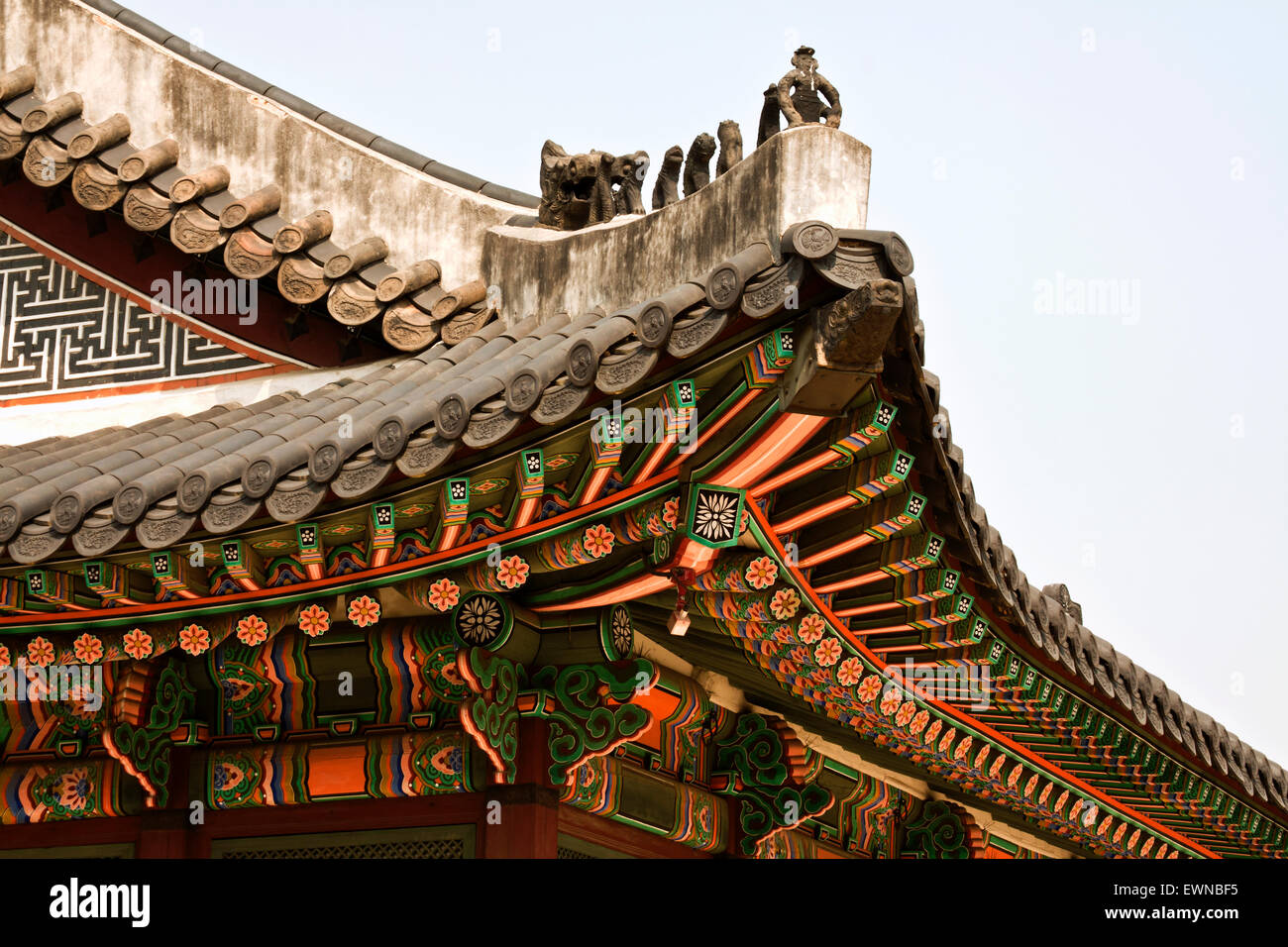 Asian roof art hi-res stock photography and images - Alamy
