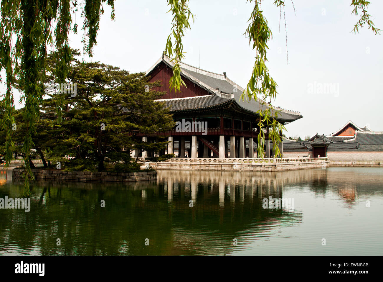 Korean palace pond hi-res stock photography and images - Alamy
