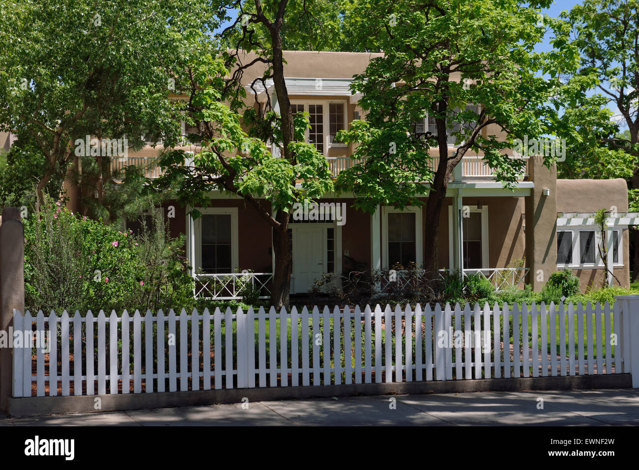 Santa fe style house hi-res stock photography and images - Alamy