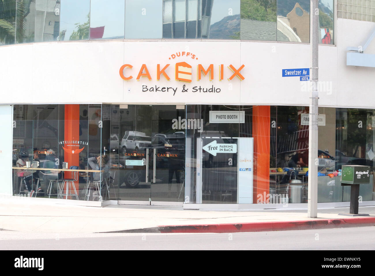 Justin Bieber takes his younger sister Jazmyn to Cake Mix with Hailey ...